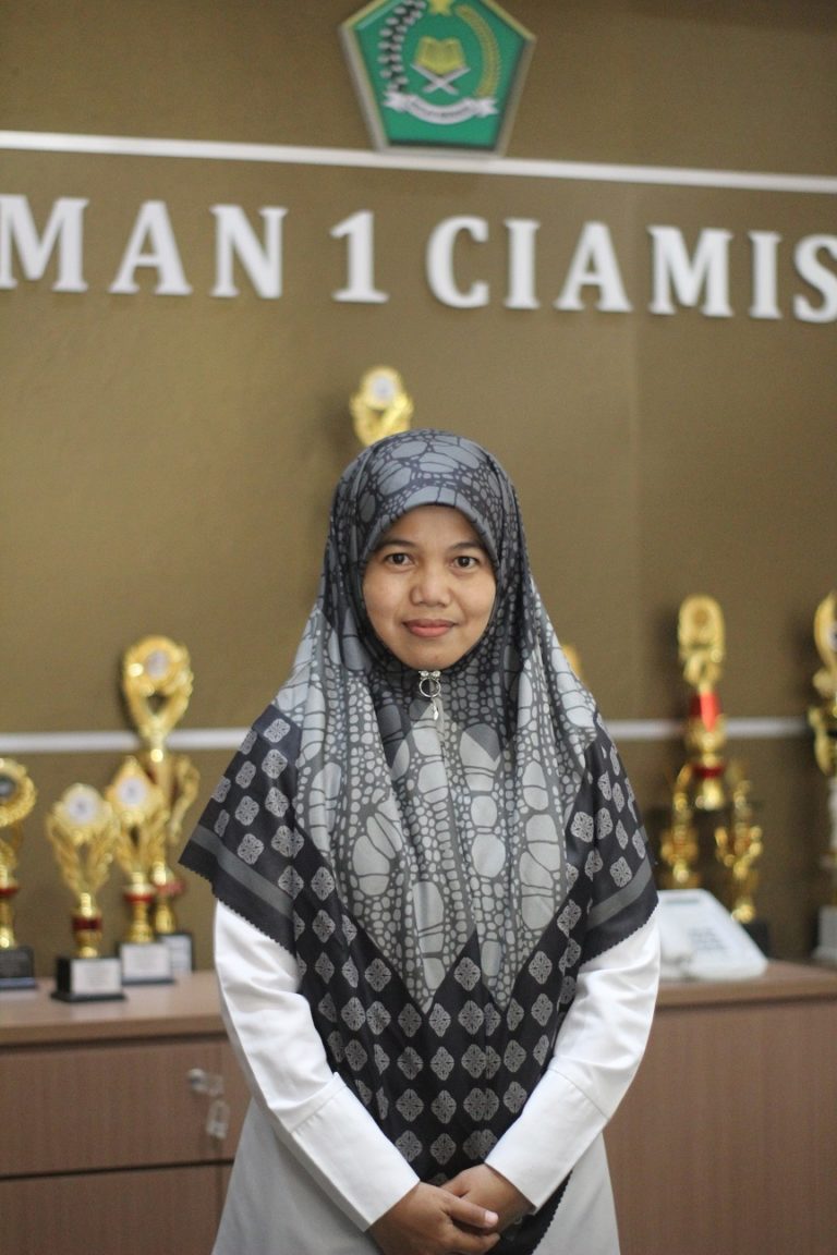 Kokom Komariah, S.Pd | MAN Darussalam Ciamis